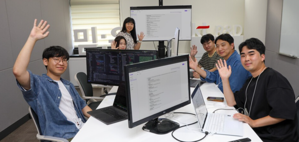 KT·SKT, '한국어 특화' LLM 오픈소스 공개··· "AI 대중화 시대 개막"